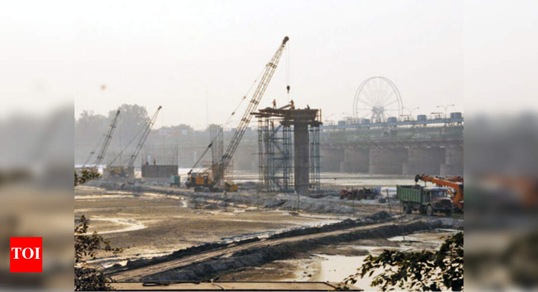 Kalindi Kunj: Parallel bridge across Yamuna at Kalindi Kunj facing more ...