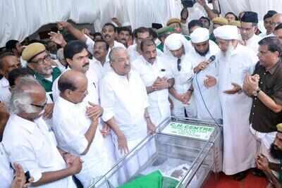 Thousands bid farewell, IUML leader E Ahamed laid to rest | Kozhikode ...