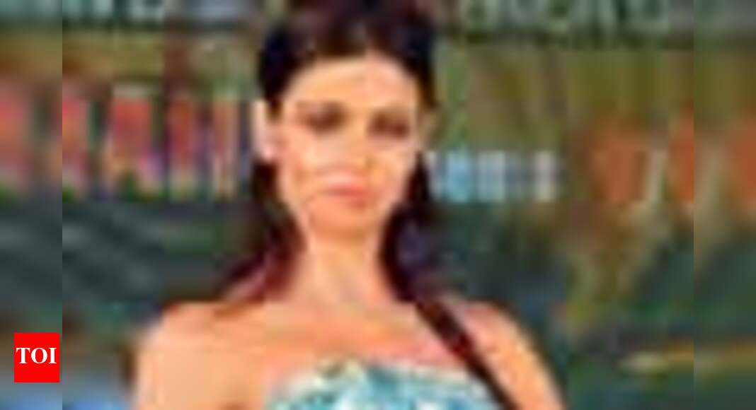 Simran parties to understand cricket - Times of India