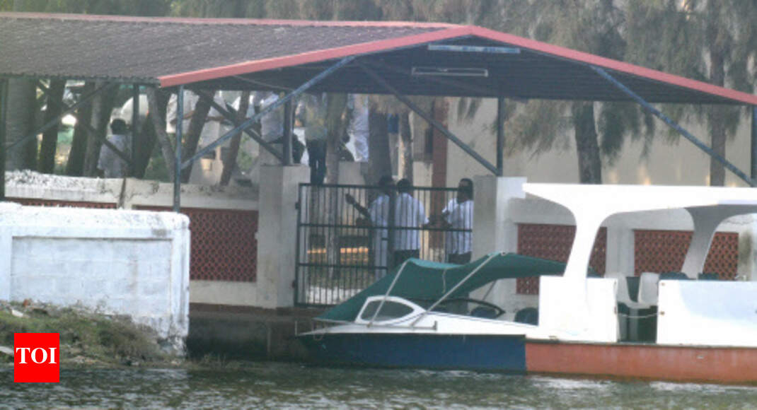 OPS vs Sasikala: Cheyyar MLA staying at Koovathur resort attends ...