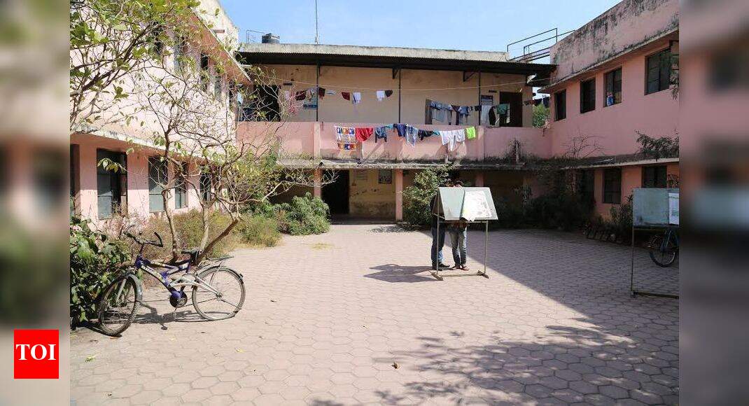 Scuffle: DAVV hostel scuffle exposes illegal occupancy problem | Indore ...