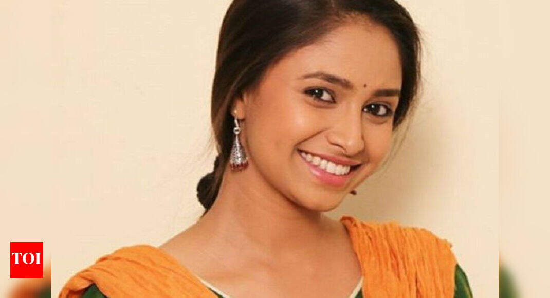 Narrow escape for Sayali Deodhar - Times of India