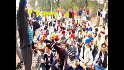 Attari: Truckers, traders stand-off at Attari check post hits trade ...