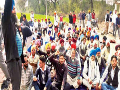 Attari: Truckers, traders stand-off at Attari check post hits trade ...