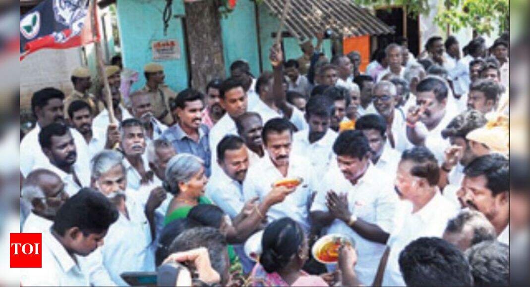 Pro-OPS MLAs receive warm homecoming | Madurai News - Times of India
