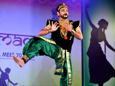 When taxmen turn artists | Chennai News - Times of India