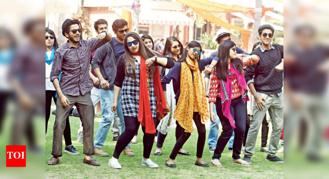 Venky puts on kala chashma for a filmi fest | Delhi News - Times of India