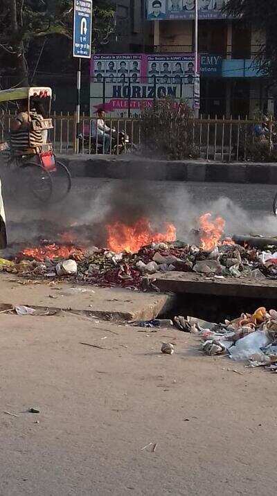 Roadside garbage bin set on fire - Times of India