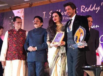Shah Rukh Khan becomes 4th recipient of the Yash Chopra memorial award ...
