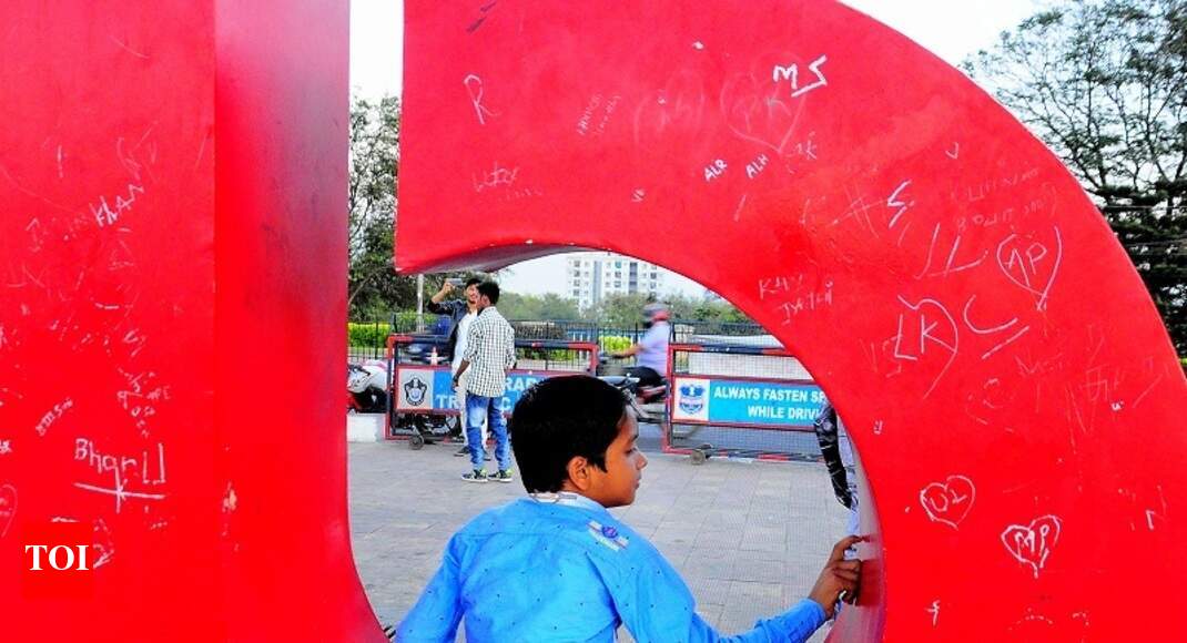 Love HYD: Hyderabad’s lovebirds sully ‘Love Hyd’ with corny graffiti ...