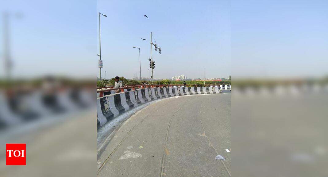 Bhera Enclave red light not working - Times of India