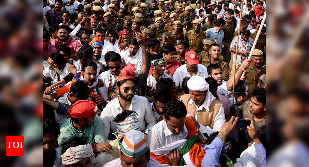 UP Elections 2017: SP workers gherao Varanasi's Town Hall ahead of PM's ...