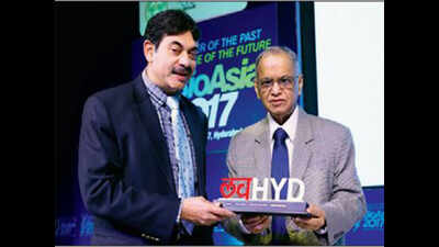 'Love Hyd' models sculpting the message in hearts across nation ...