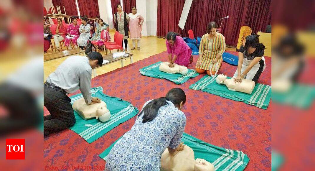 VMC, Lifeline Foundation join hands for CPR training | Vadodara News ...
