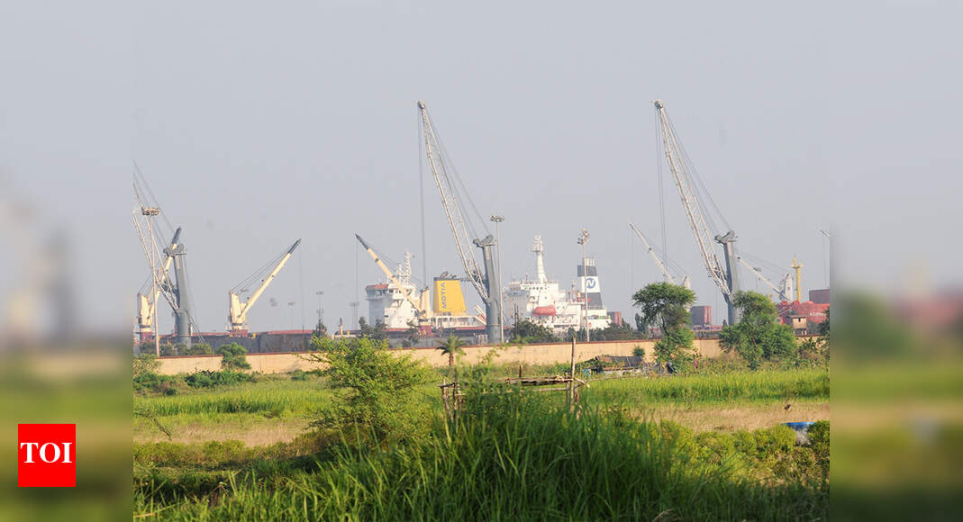 Kolkata Port Trust: Floating jetty at Haldia for faster lighterage ...