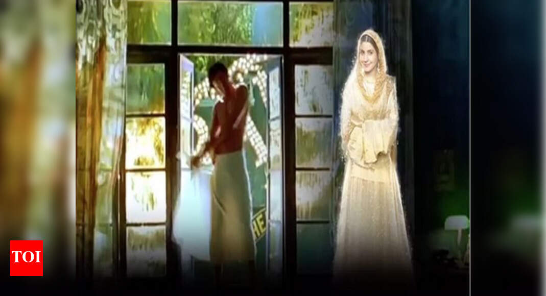 Watch: Anushka Sharma's Shashi at Ranbir Kapoor's iconic towel drop ...