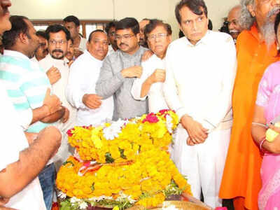 Pyarimohan Mohapatra Dies: Pyarimohan Mohapatra cremated | Bhubaneswar ...