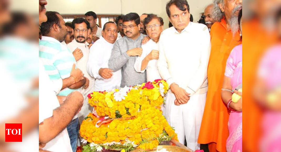 Pyarimohan Mohapatra Dies: Pyarimohan Mohapatra cremated | Bhubaneswar ...