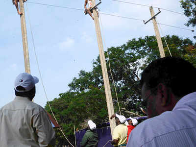 Lineman electrocuted while working on pole, dies | Gurgaon News - Times ...