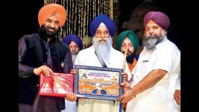 Sikh Traditions: Siropa honour only for select guests: DSGMC ...