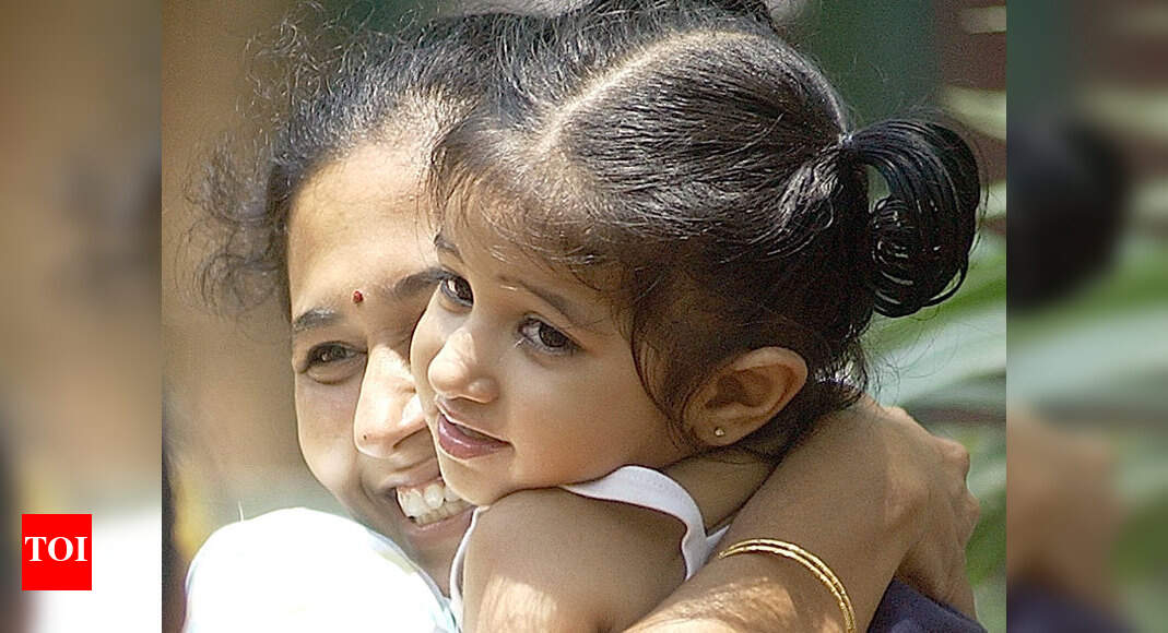 Hugging The Baby: Hug your baby for the little one's good health ...