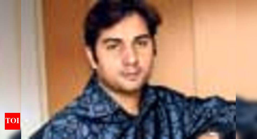Varun loves to watch sports - Times of India