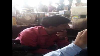 Man posing as food inspector arrested for extorting money | Agra News ...