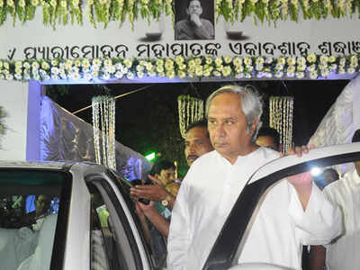 Naveen Patnaik attends 11th day rituals of Pyarimohan Mohapatra ...