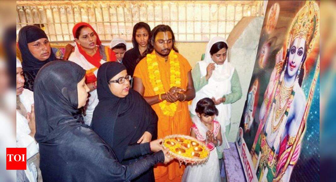 Ram Navami: Muslim women in Varanasi perform Ram aarti in Urdu ...