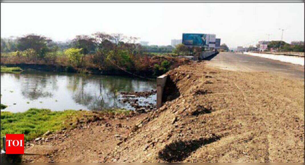 Bikers in peril on incomplete Ravet bridge | Pune News - Times of India