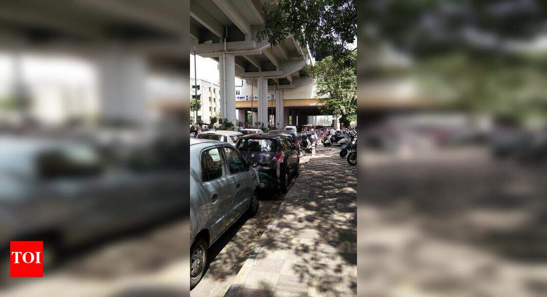 Chaos at Rohini Metro station - Times of India