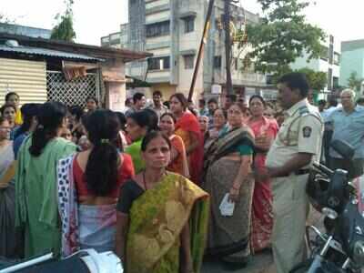Women protest against liquor shop | Nagpur News - Times of India