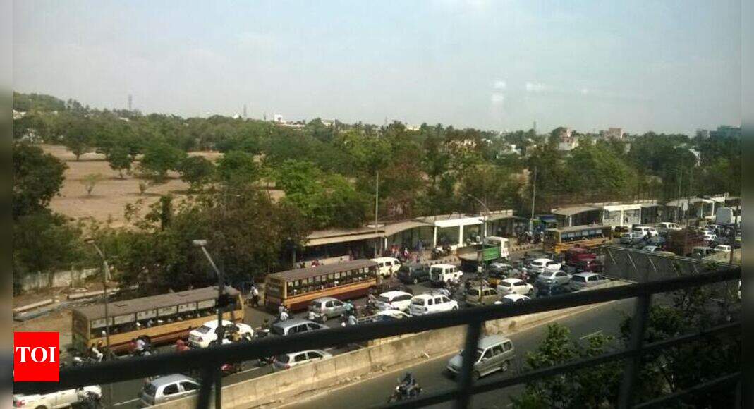 Kathipara: Protest by film director Gowthaman, others causes huge ...