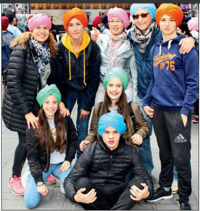 Turbans give a splash of colour to NY, London | Chandigarh News - Times ...
