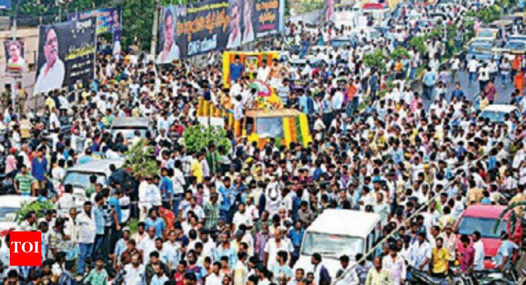 Thousands attend funeral of Devineni Nehru | Vijayawada News - Times of ...