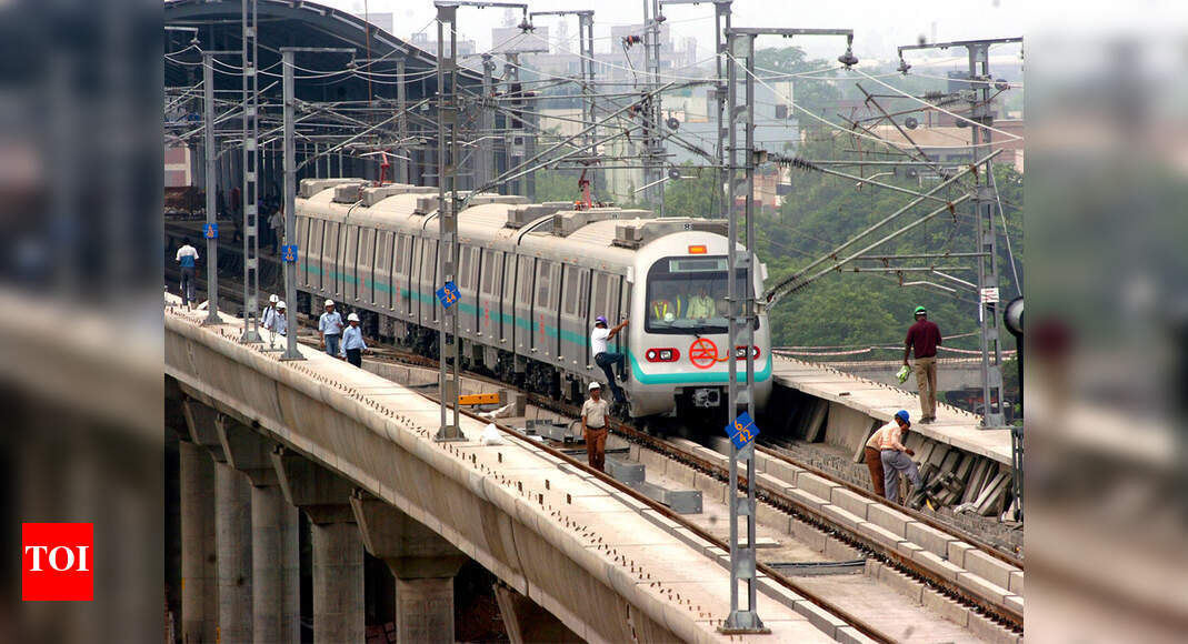 Arjan Garh Metro Station: Wall art: This Metro station is chirping with ...