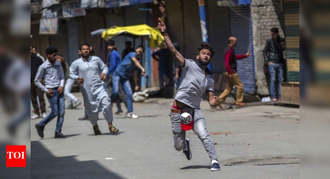 Students protest again in Srinagar, raise 'Azadi' slogans | India News ...