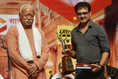 Sunil Barve receives Dinanath Mangeshkar Award | Marathi Movie News ...