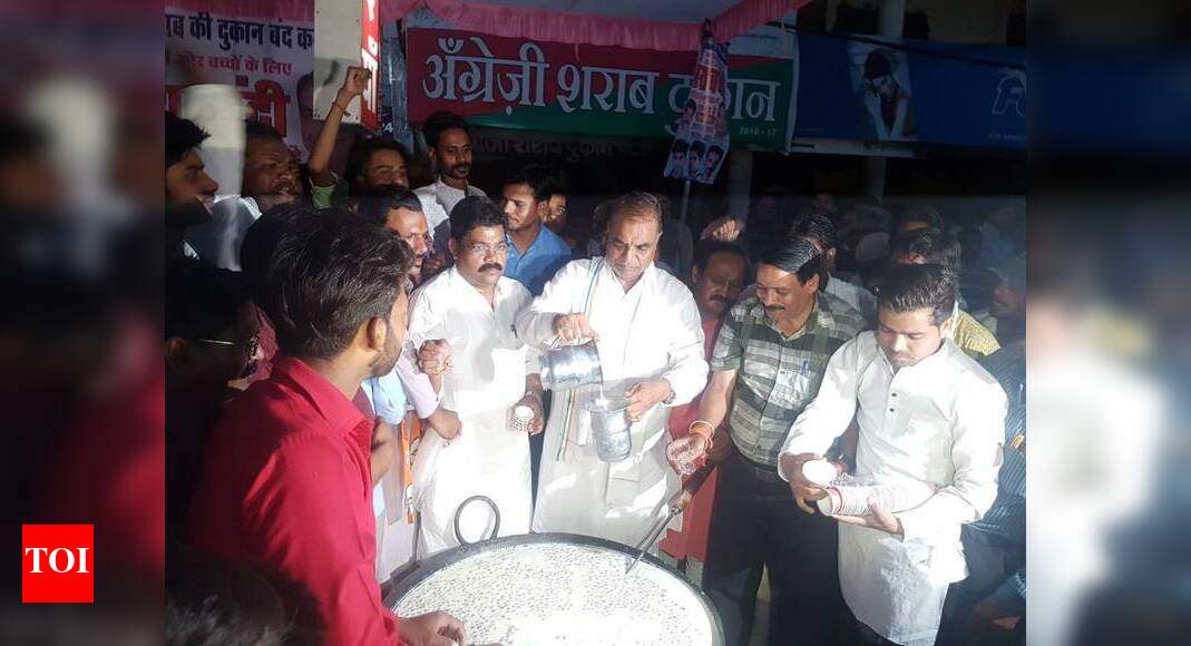 Congress leader distributes milk to protest against liquor shop ...