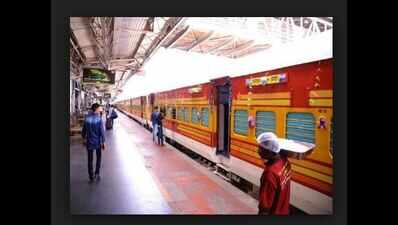 Rajdhani pantry workers get off train in protest | Mumbai News - Times ...