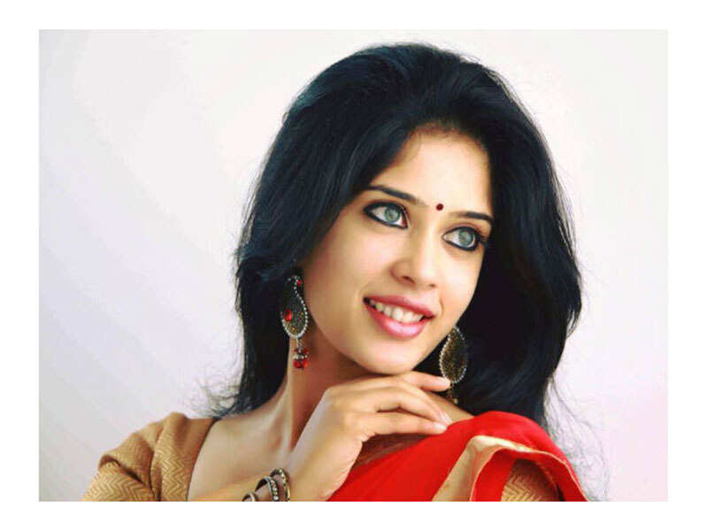 Parvathy Ratheesh gets injured during shoot | Malayalam Movie News ...