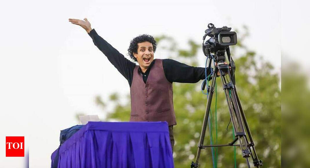 Ojas Rawal enjoying his anchoring stint | - Times of India