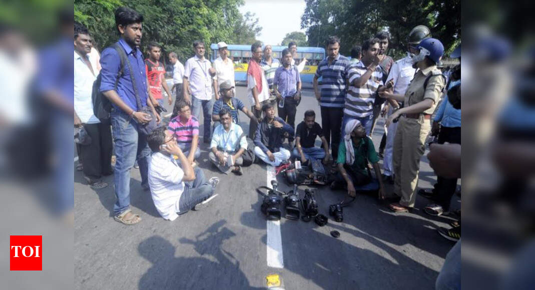 Journalists covering the Left front agitation beaten up by cops ...