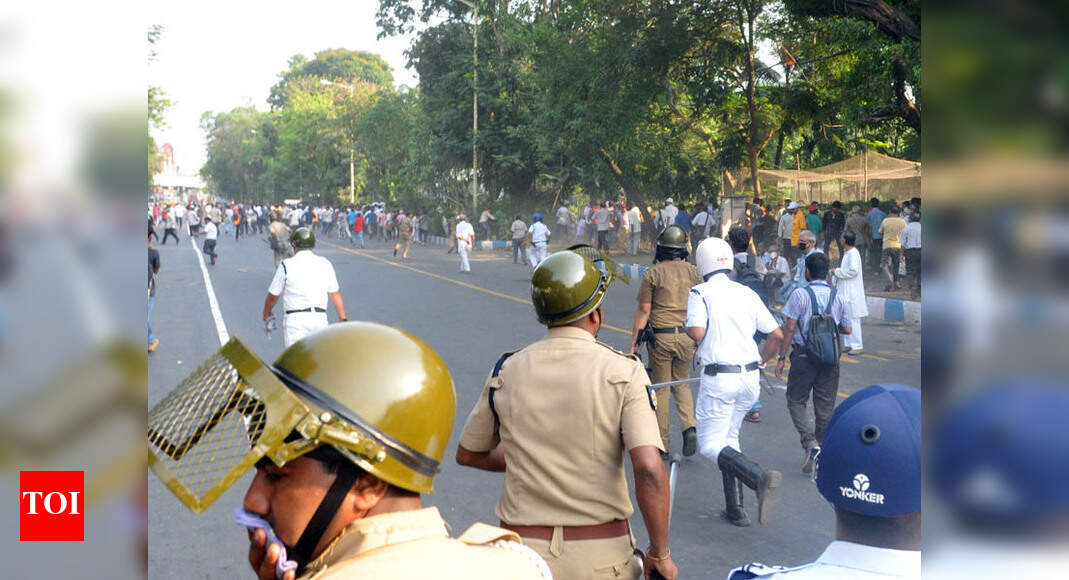 100 Left workers, 79 cops injured in clashes during protest march ...