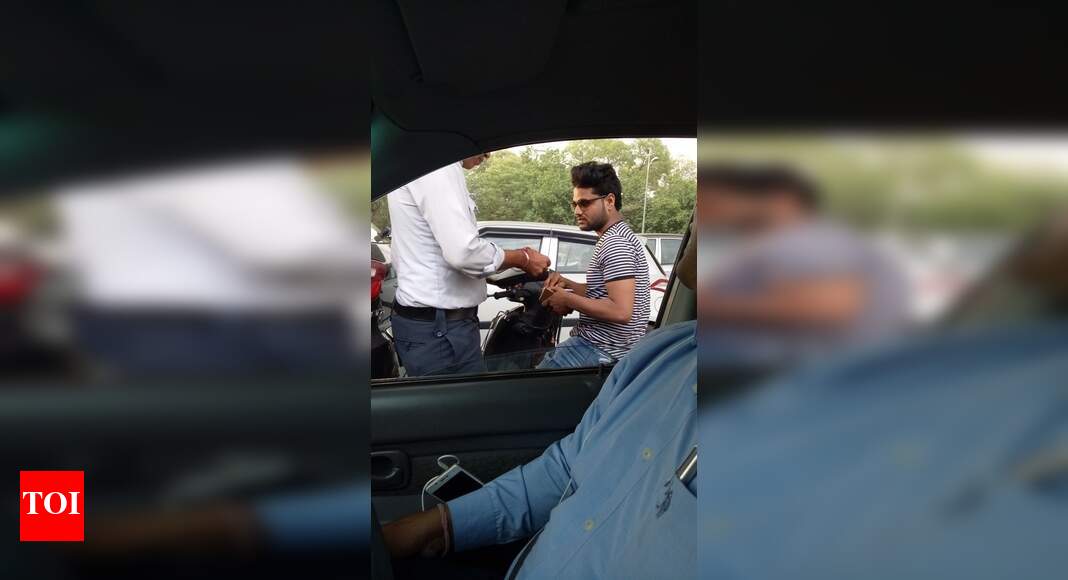 Vigilant traffic cop catches helmetless rider - Times of India