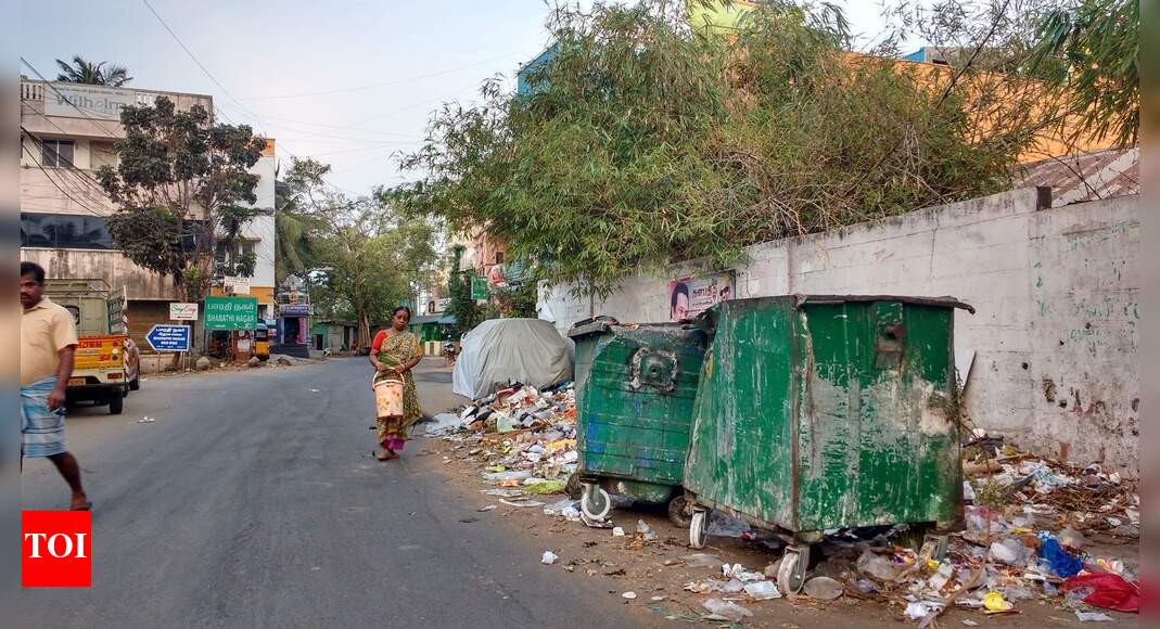 6 days stinking garbage left uncollected - Times of India