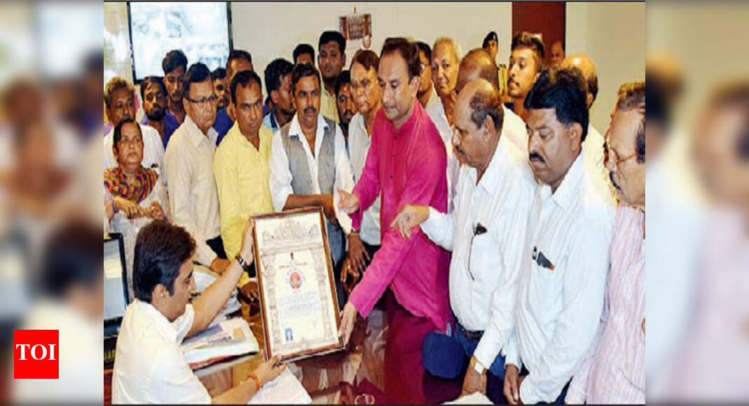 Scribe returns government's award over atrocities on dalits | Ahmedabad News - Times of India