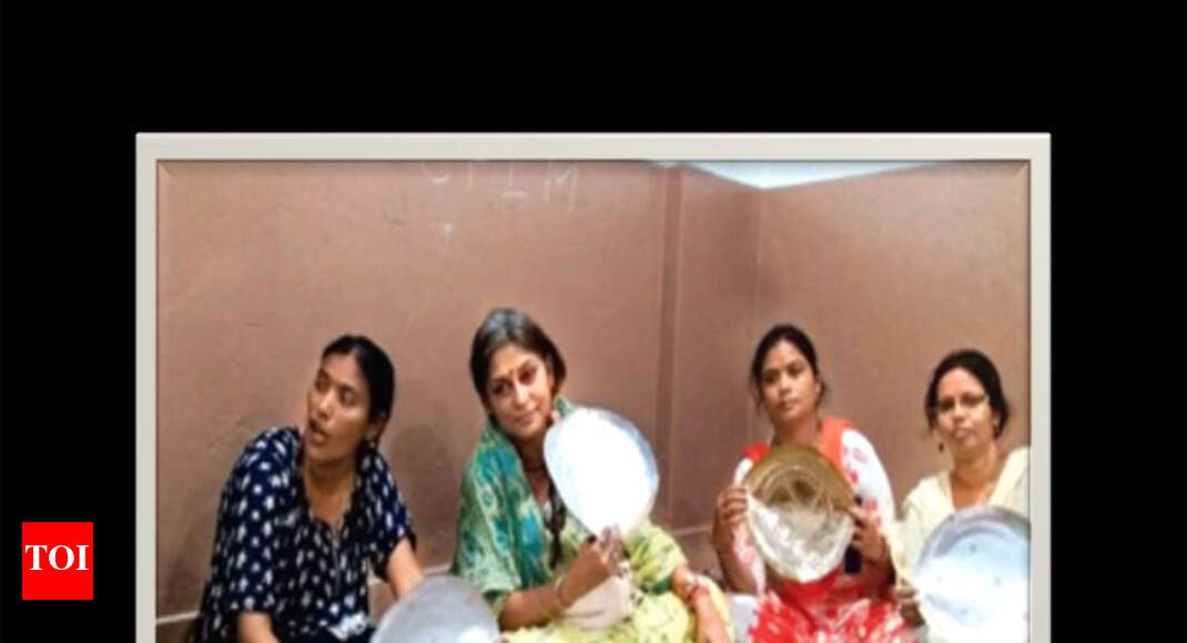 Lalbazar Abhiyan.: Salty water, no pillow give Rupa Ganguly, Locket ...