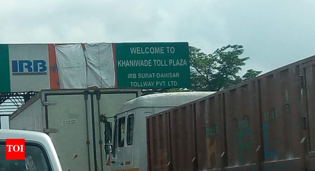 Half km long queues at Khaniwade Toll booth. - Times of India