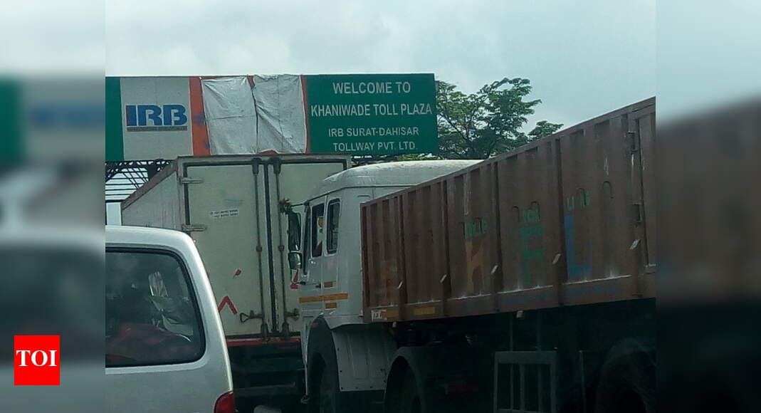 Half km long queues at Khaniwade Toll booth. - Times of India